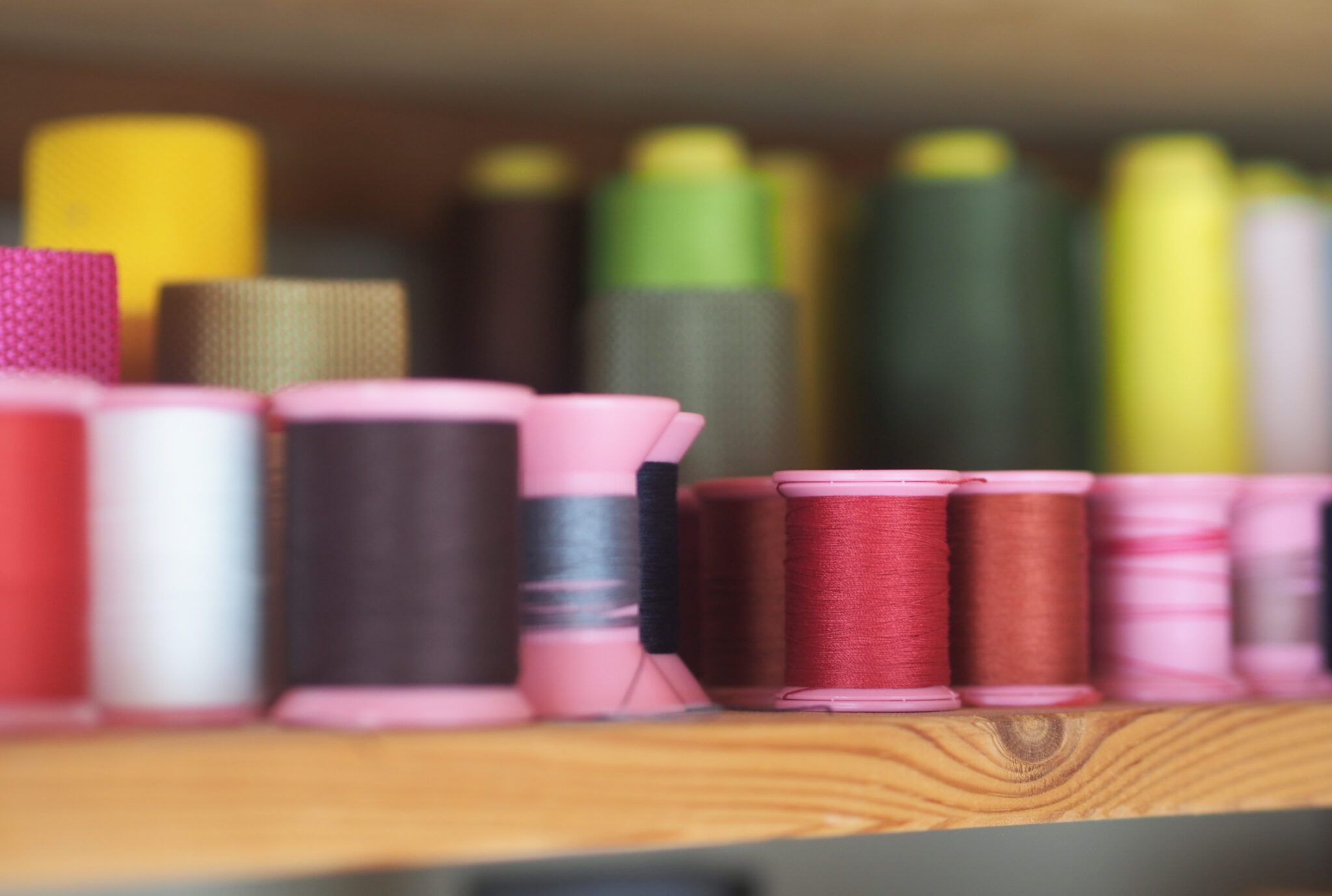 「デザインの寿命を長くしたい」。掲示が終わった広告が、世界でひとつだけのバッグに | OTEMOTO[オ・テモト]