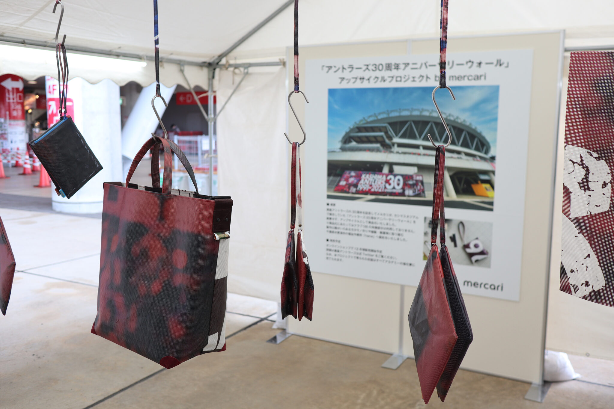 「デザインの寿命を長くしたい」。掲示が終わった広告が、世界でひとつだけのバッグに | OTEMOTO[オ・テモト]